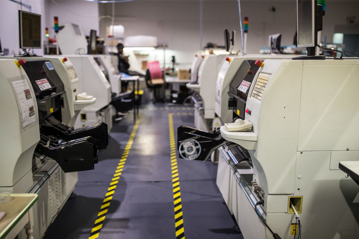 Montage en surface automatisé | Service Ultratronic Inc.